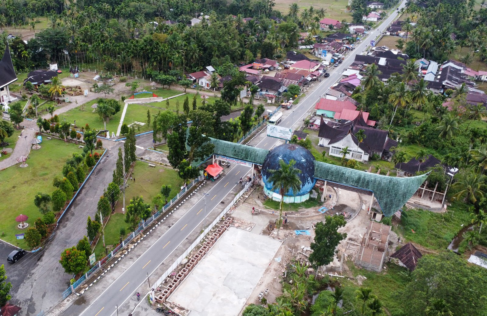 Tugu Equator Bonjol – Visit Beautiful West Sumatra